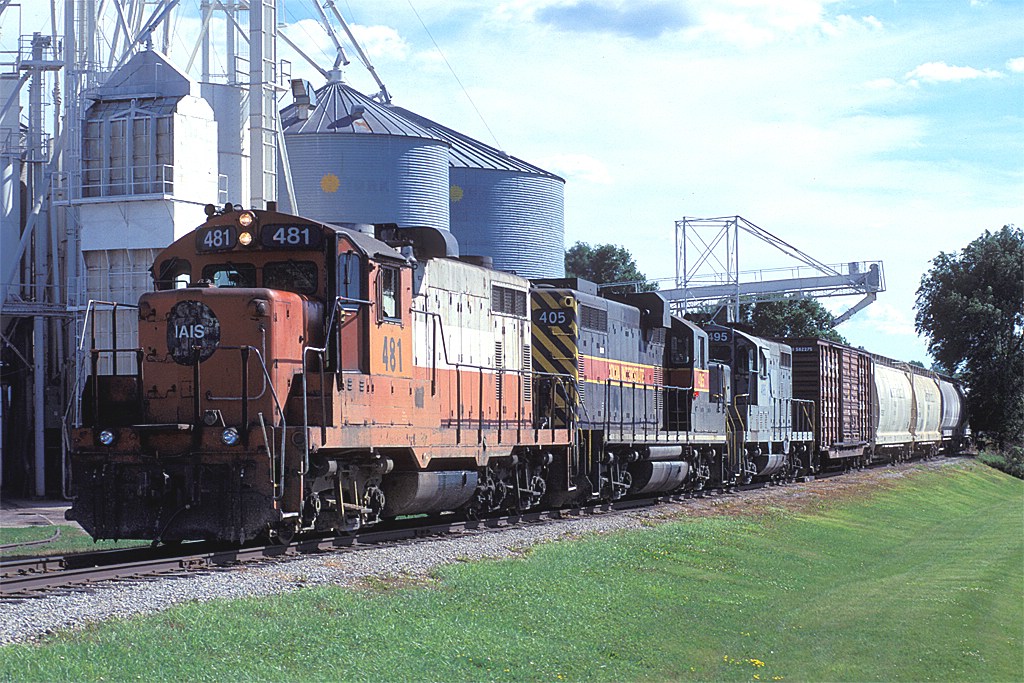 IAIS 481 and two more geeps roll into Iowa City